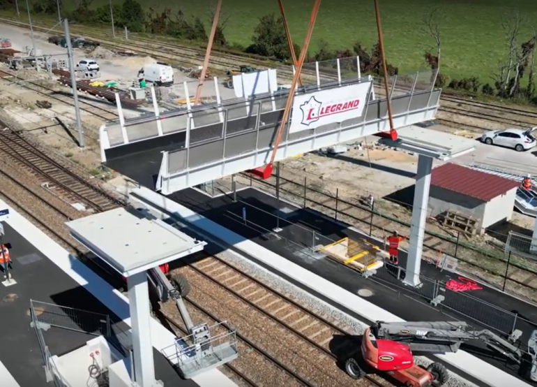 POSE DE LA PASSERELLE DE SAINT-JEAN-DE-LOSNE - Legrand BTP